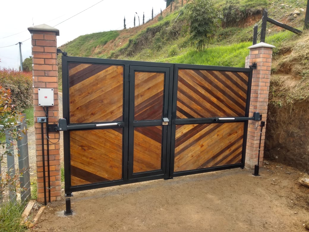 Puertas De Metal Y Madera